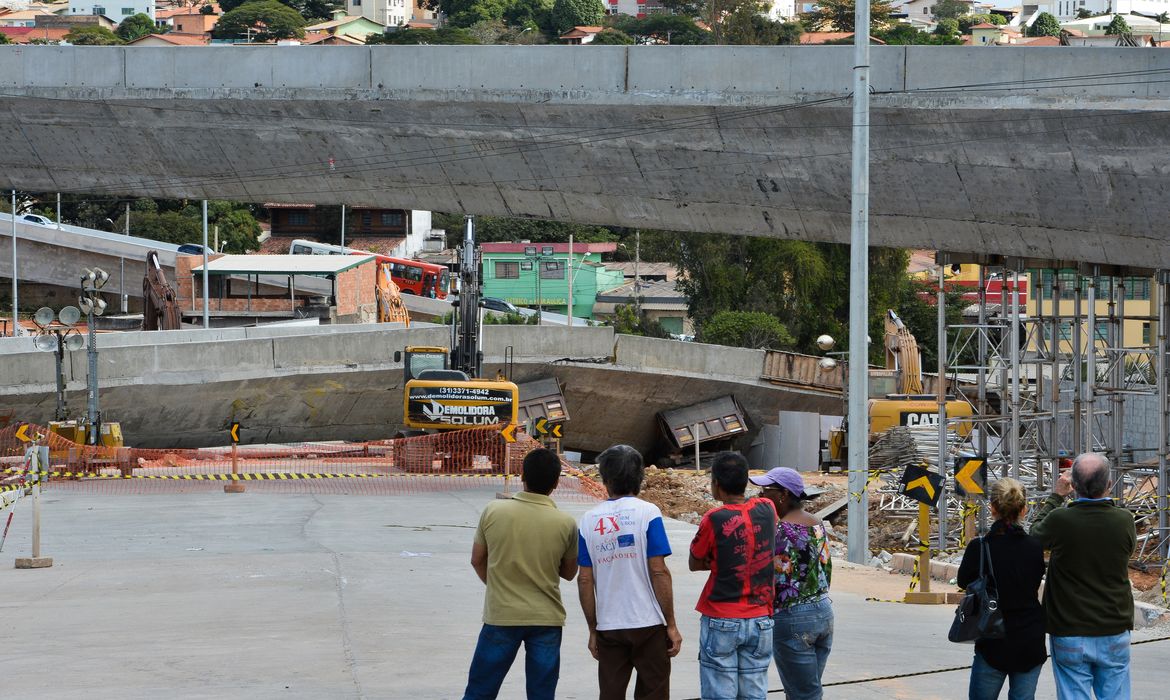 Moradores e curiosos visitam local onde viaduto desabou em Belo Horizonte | Agência Brasil